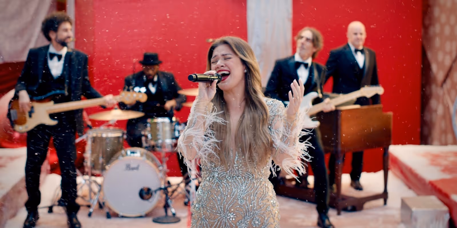 Kelly Clarkson Will Headline the Show Open for Netflix’s NFL Christmas ...