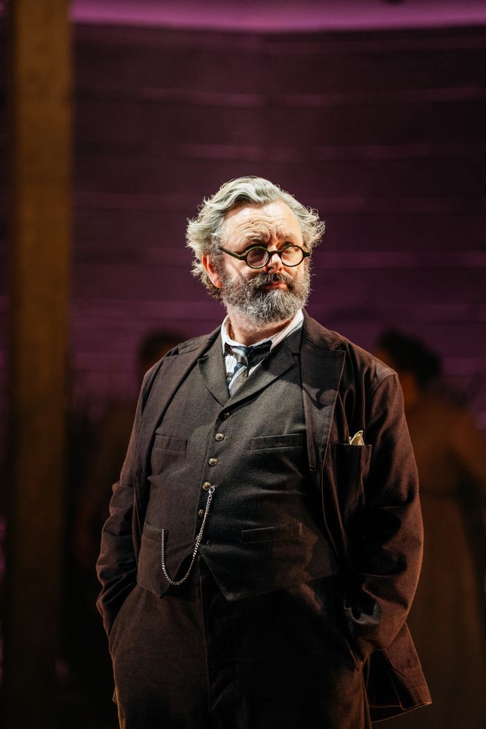 Photos : Premier aperçu de Michael Sheen et plus dans NOTRE VILLE au ...